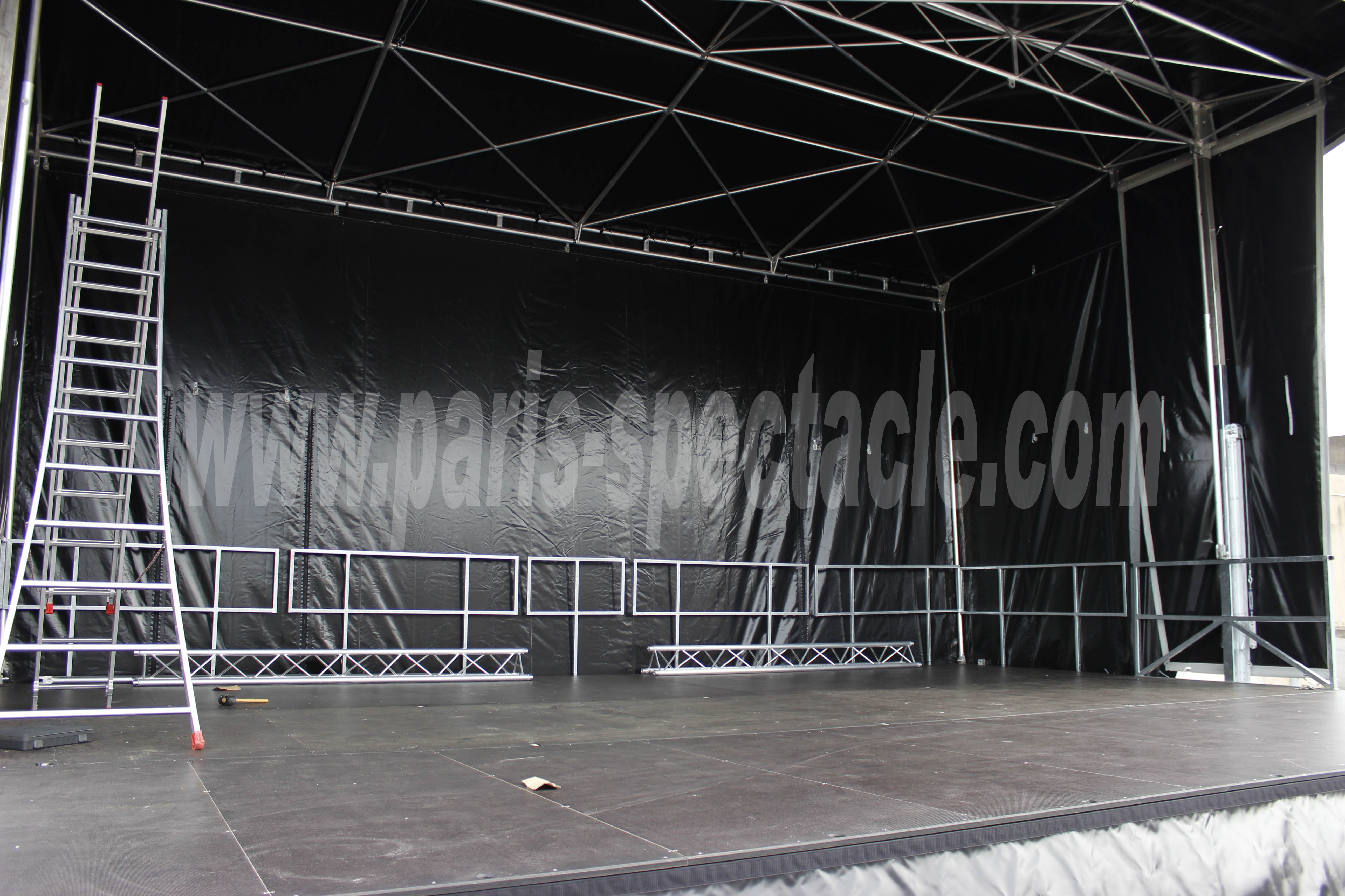 Scène couverte - PARIS SPECTACLE 04.77.66.12.73